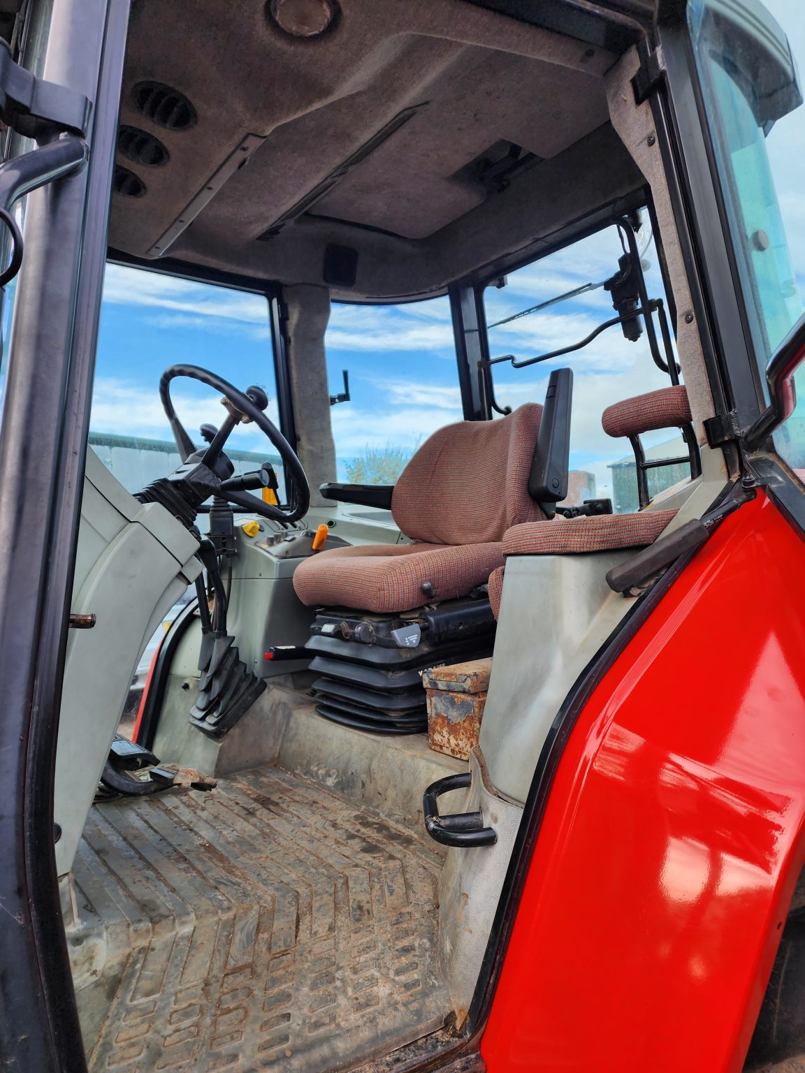 Massey Ferguson 6150 tractor quick loader - Ellwood farm machinery