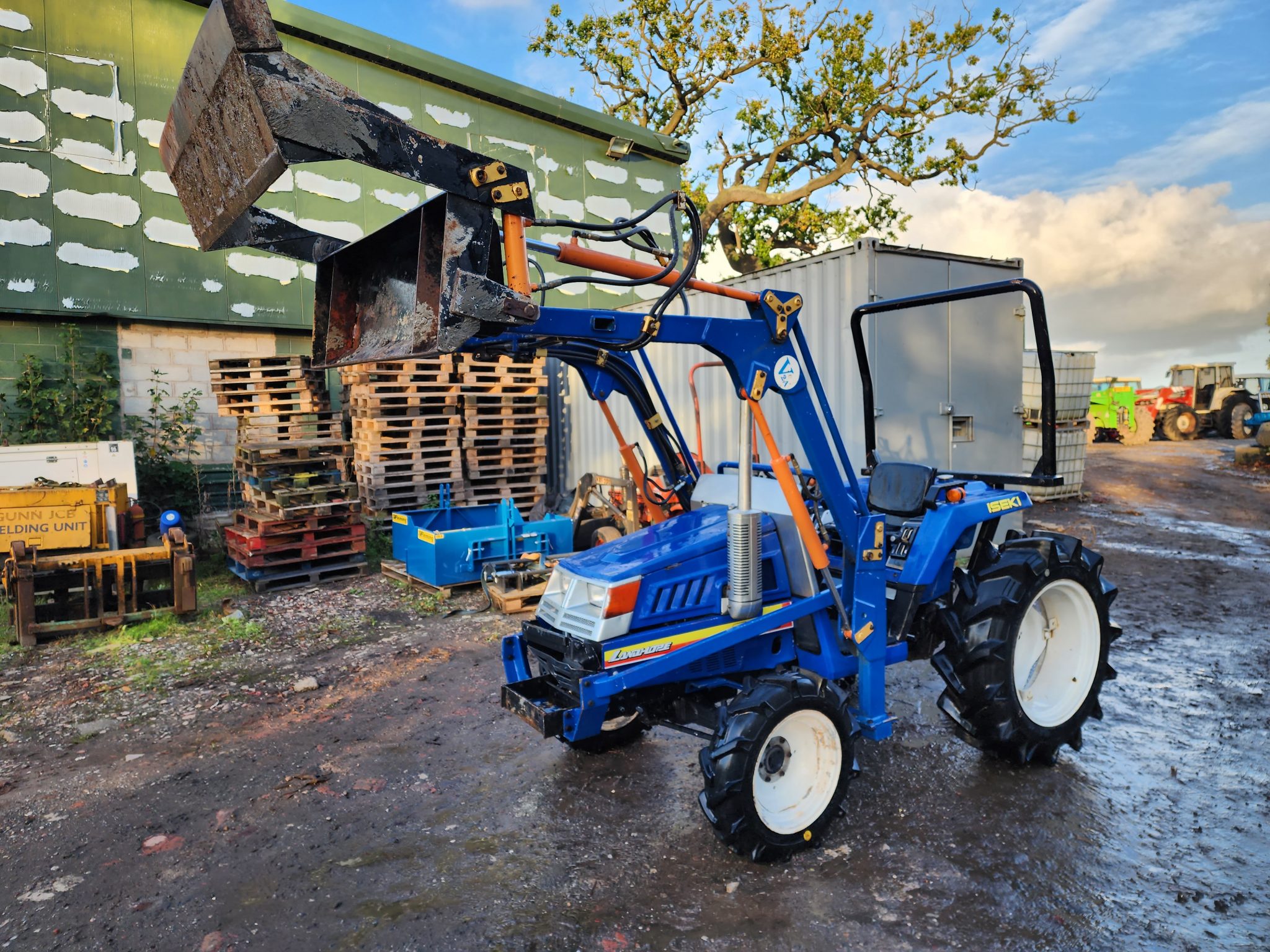 Iseki 4wd tractor with loader - Ellwood farm machinery