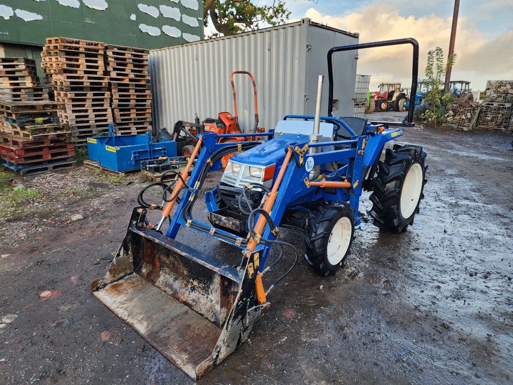 Iseki 4wd tractor with loader - Ellwood farm machinery