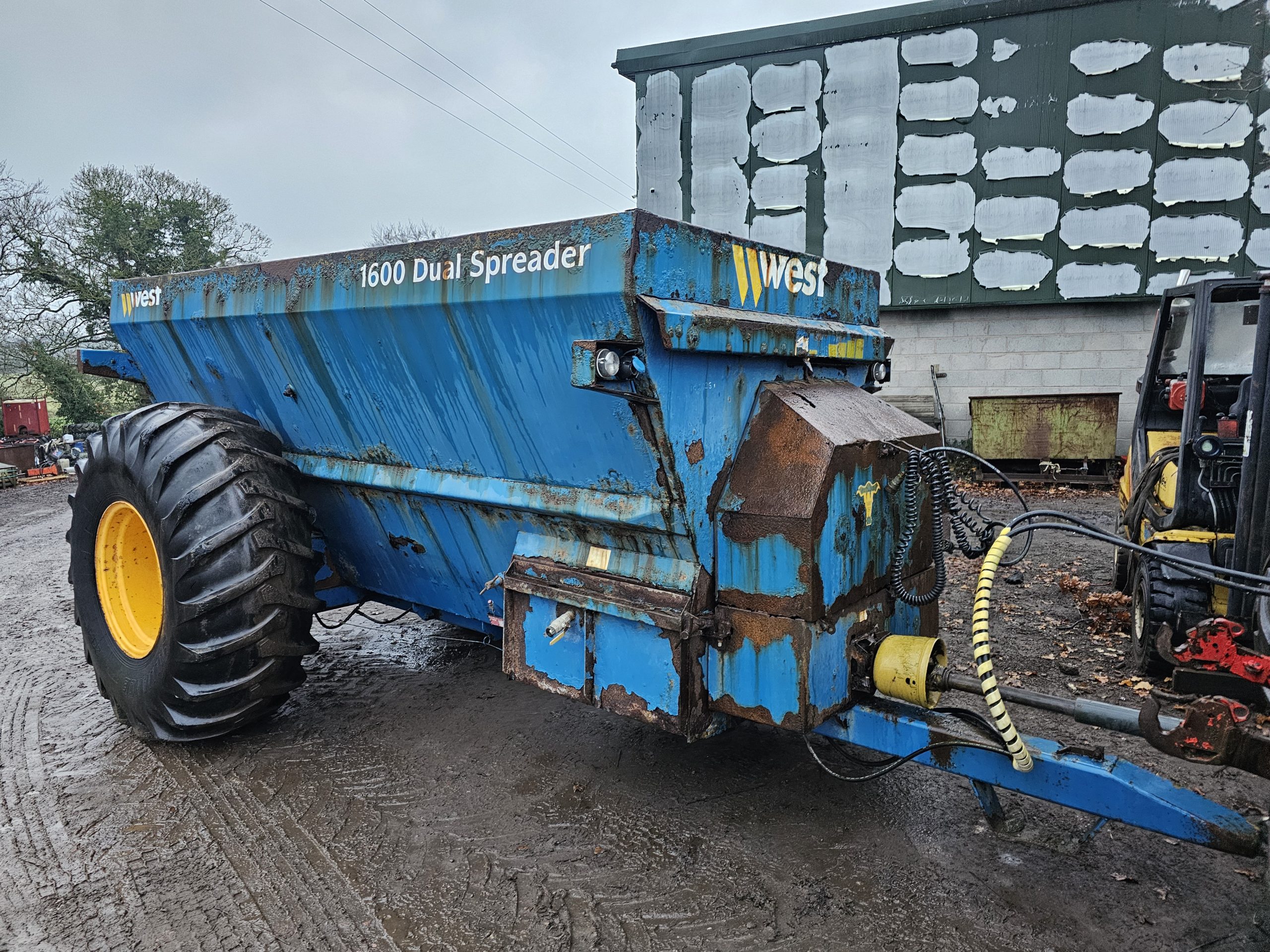 1600 gallon muck spreader - Ellwood farm machinery
