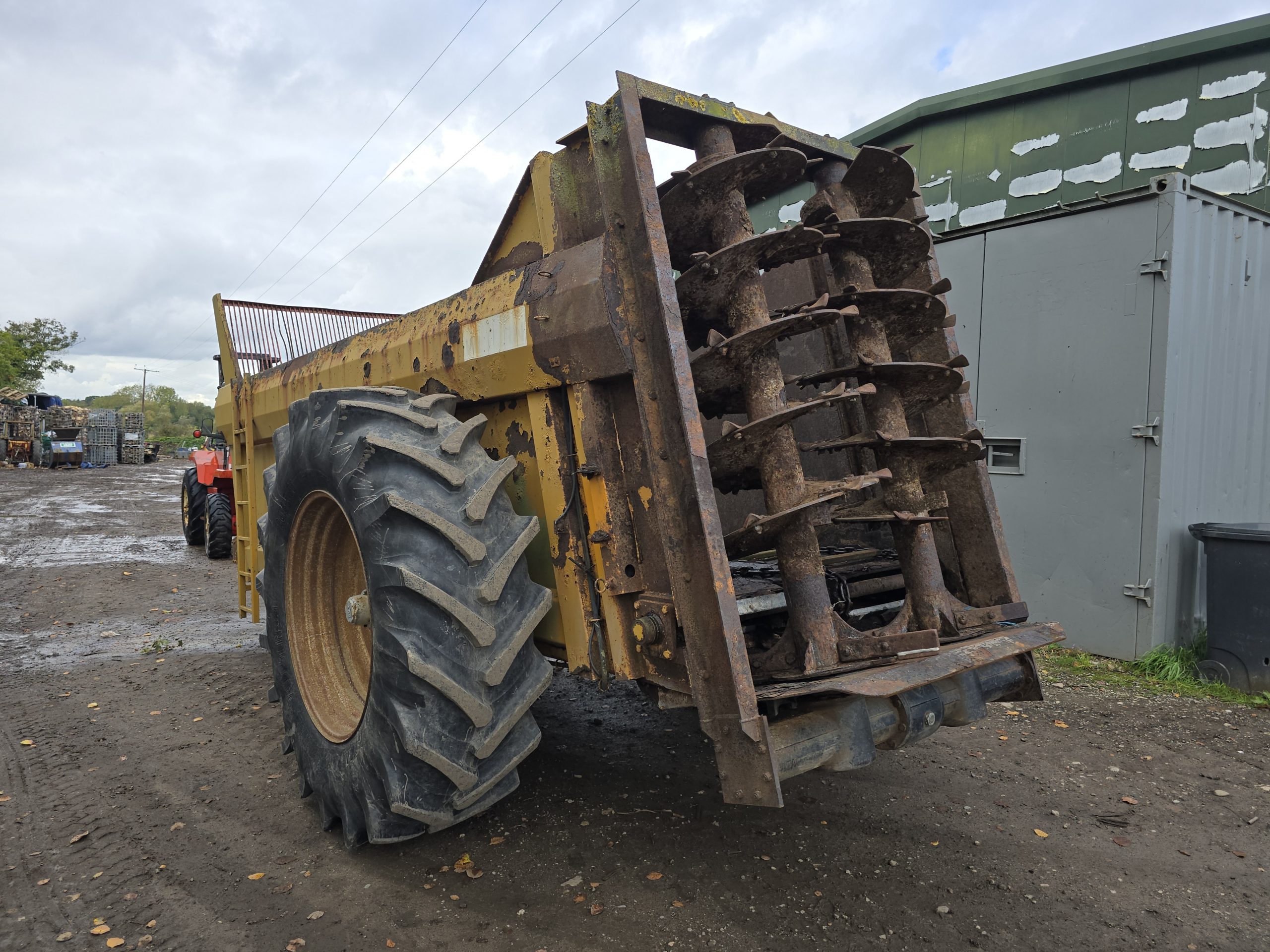 Richard west rear discharge muck spreader - Ellwood farm machinery